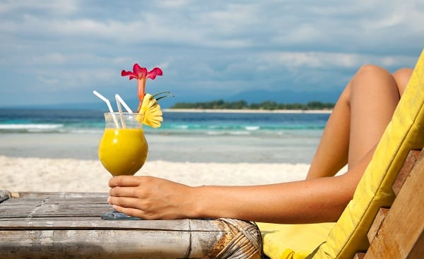 relaxing-with-drink-spring-break-beach - TravelMedia.ie